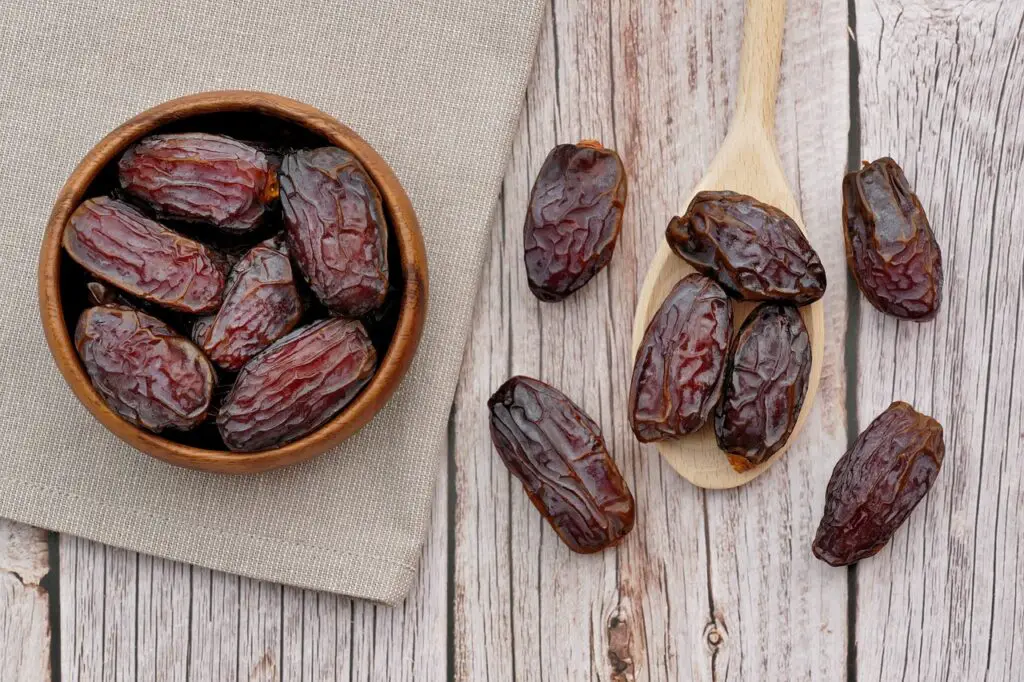 Date Palm Pruning to Prevent Harmful Insect Infestation
